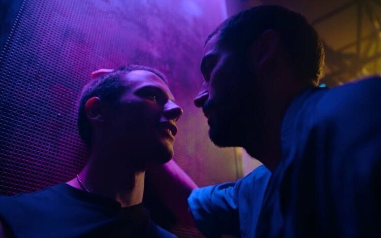 La escena sexual más explícita de 'Sagrada familia', con Iván Pellicer y Álex García en el ...