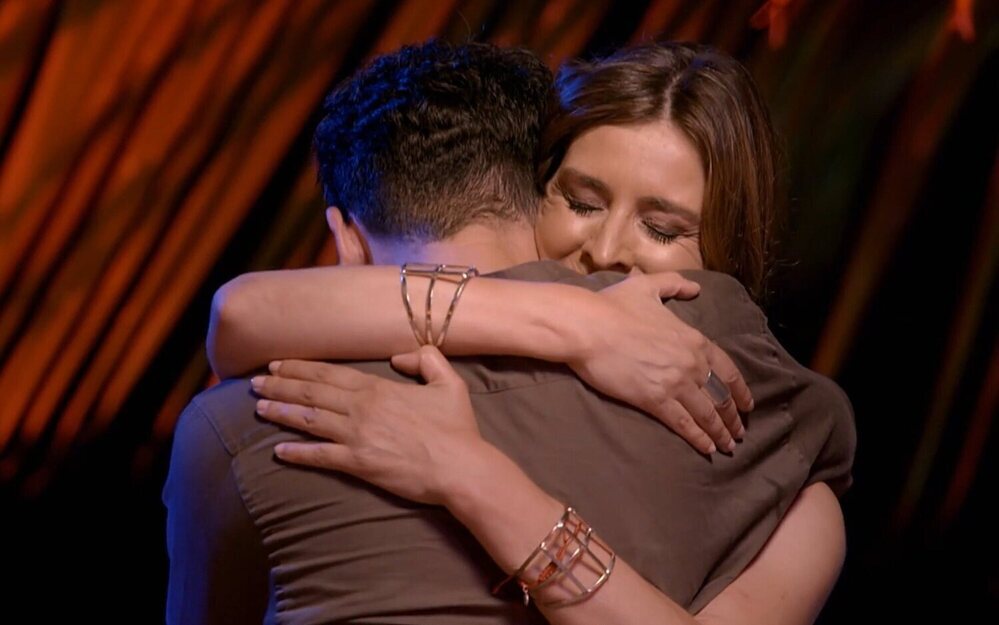 Sandra Barneda trata de consolar a Samuel Chávez en 'La isla de las tentaciones' con un abrazo ...