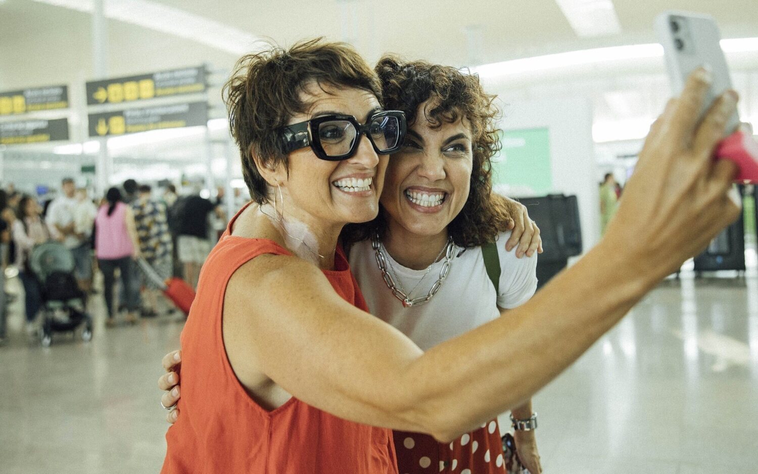 'El gran sarao' llega con humor a raudales entre dos cumpleañeras que ...