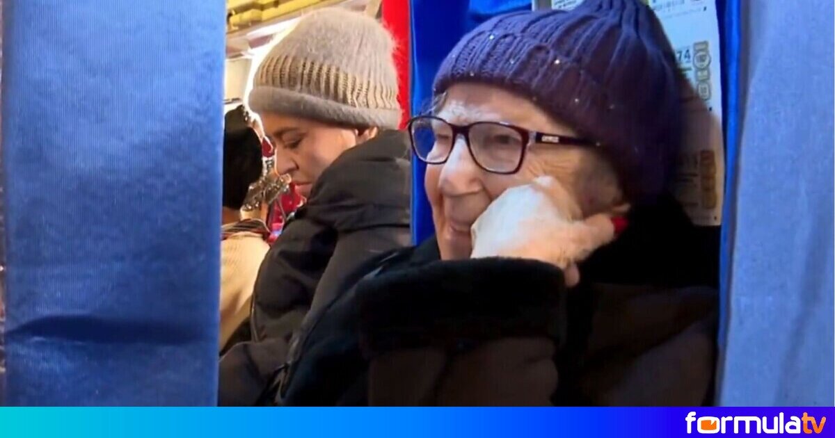 La aparatosa caída de una mujer en la Lotería de Navidad al despedirse ...