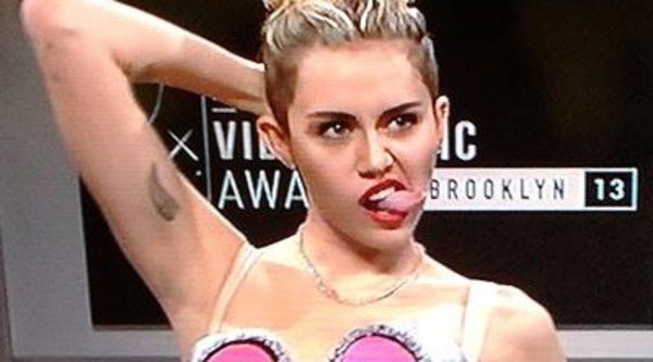 Miley Cyrus revoluciona 'Saturday Night Live': "Hannah Montana fue asesinada" - FormulaTV