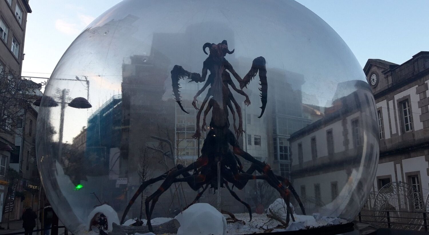Netflix instala una bola de Navidad gigante en Vigo para promocionar la ...