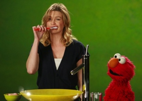 Ellen Pompeo de 'Anatomía de Grey' aparece junto a Elmo en 'Barrio ...