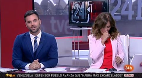 Una periodista del Canal 24 horas se atraganta en directo y no puede ...